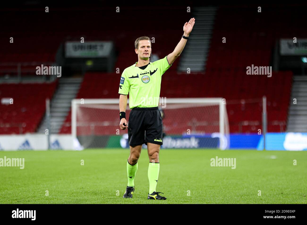 Pokal referee hi-res stock photography and images - Alamy
