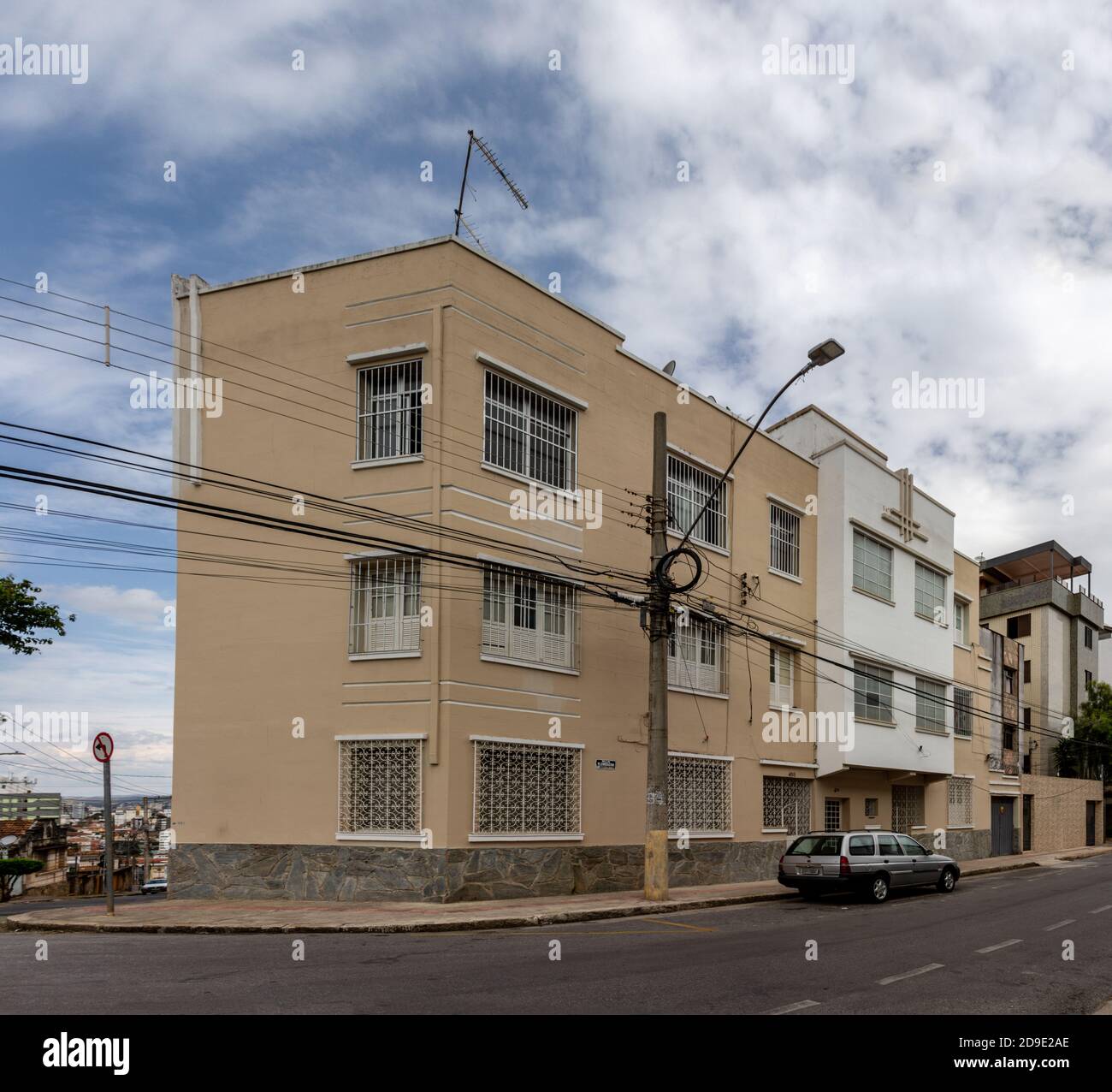 Neighborhood apartment hi-res stock photography and images - Alamy