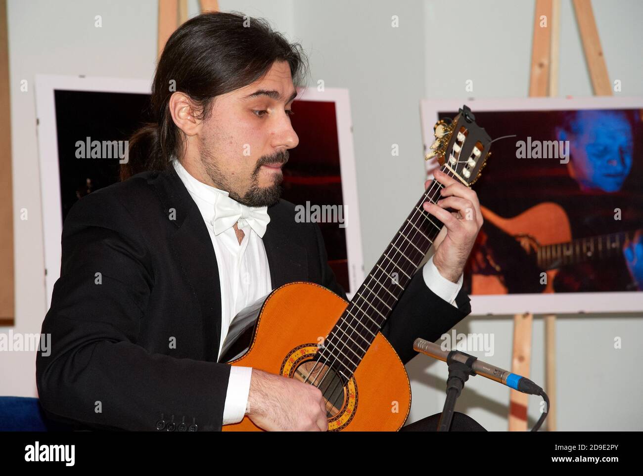 Italian guitar player hi-res stock photography and images - Alamy