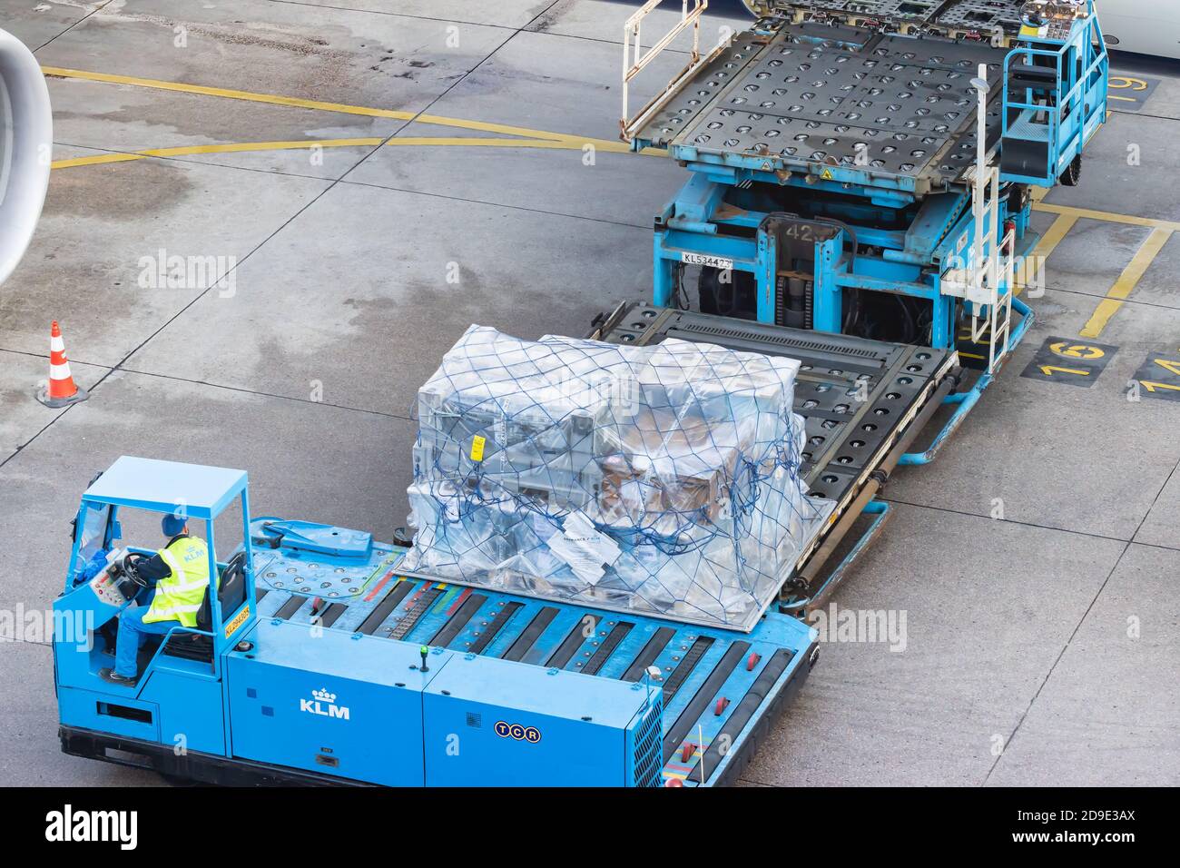Cargo Plane Loading Goods High Resolution Stock Photography and Images ...