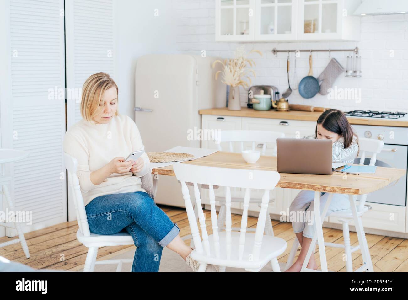 Mom laptop hi-res stock photography and images - Alamy
