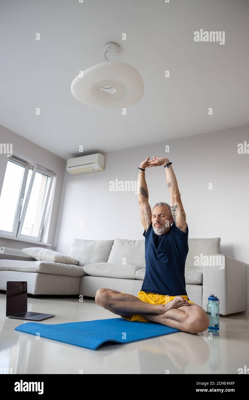 Man stretching above head hi-res stock photography and images - Alamy