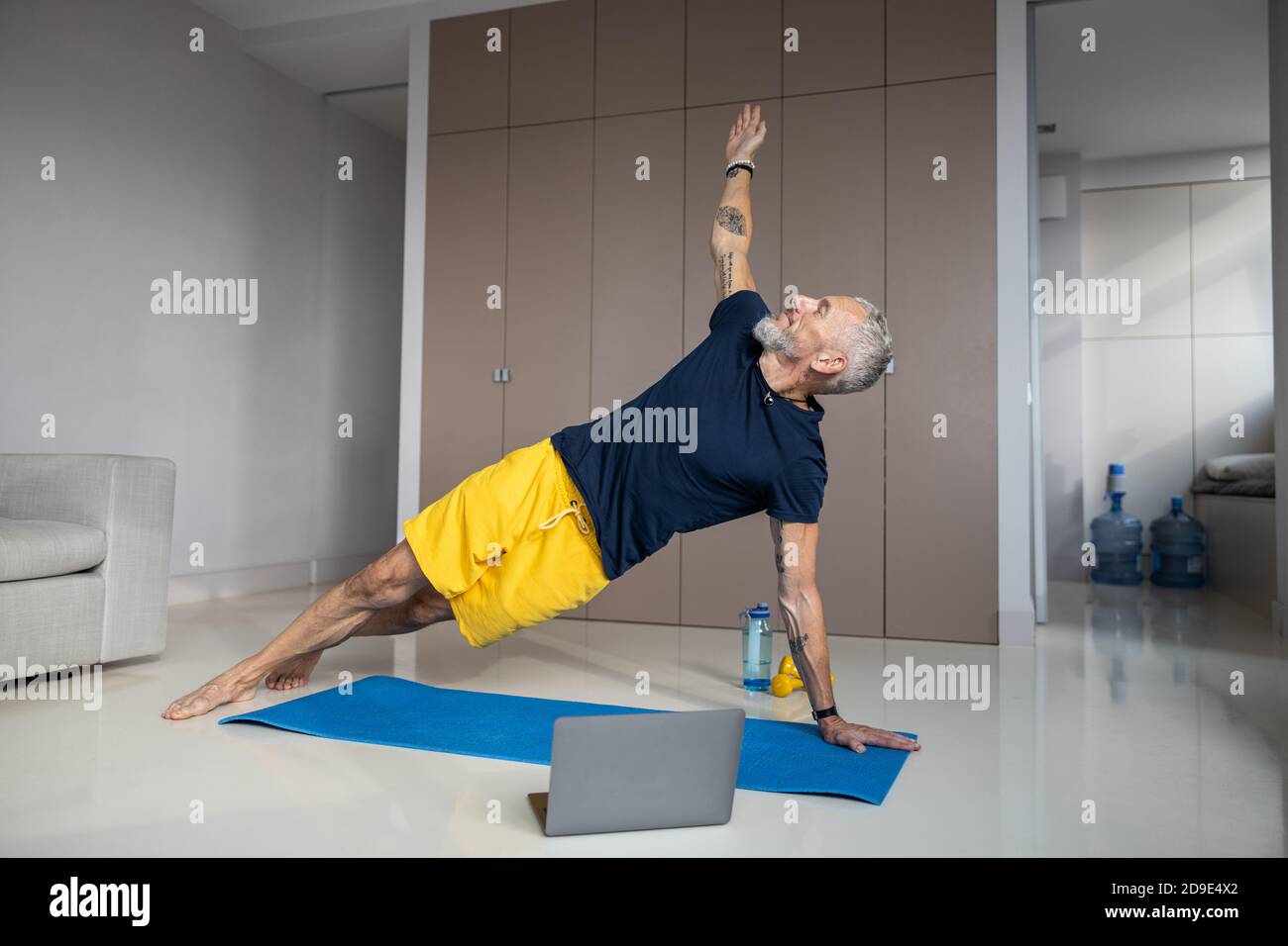 Healthy man carrying out a side plank during workout Stock Photo - Alamy