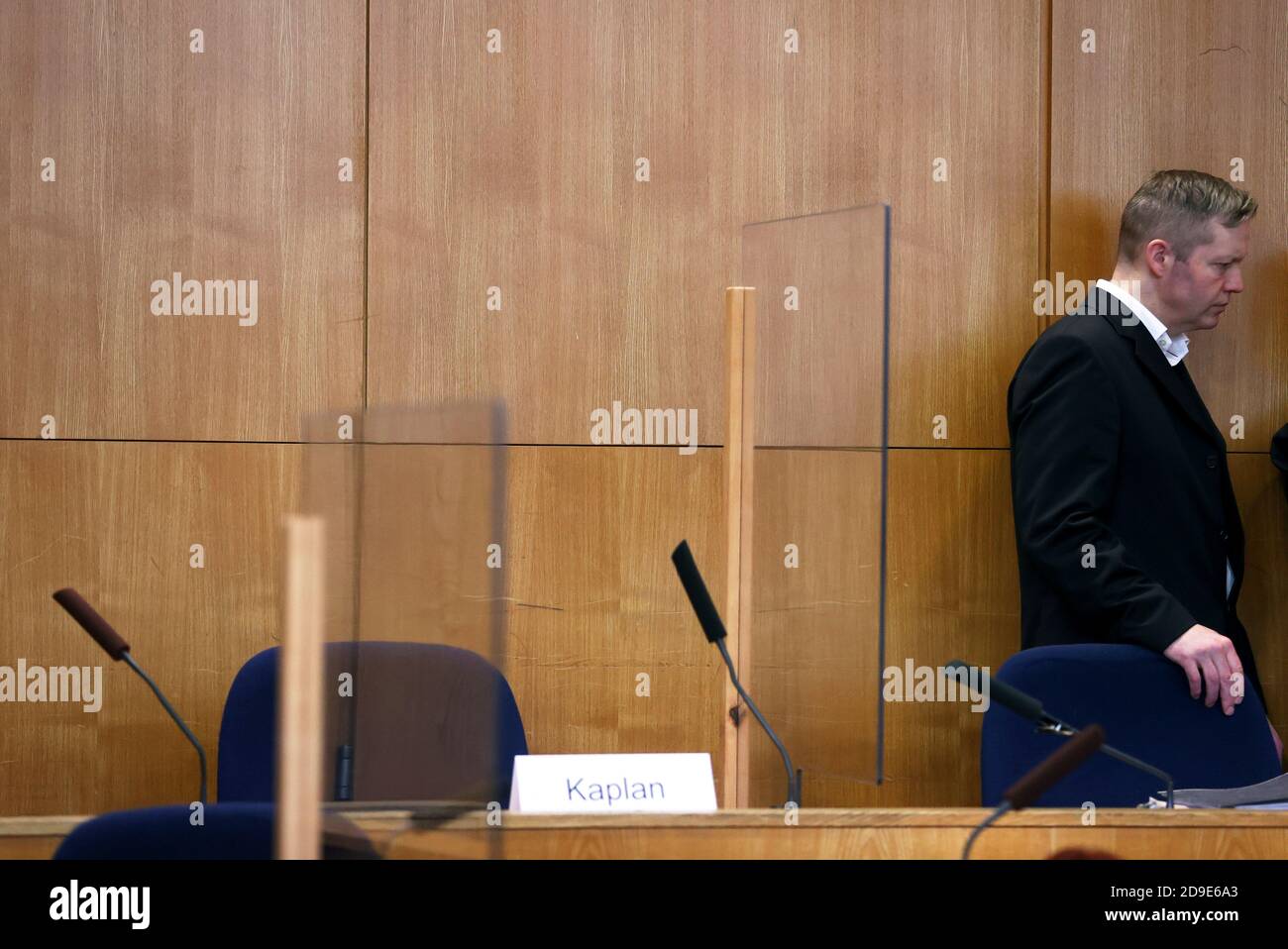 Dock courtroom hi-res stock photography and images - Alamy