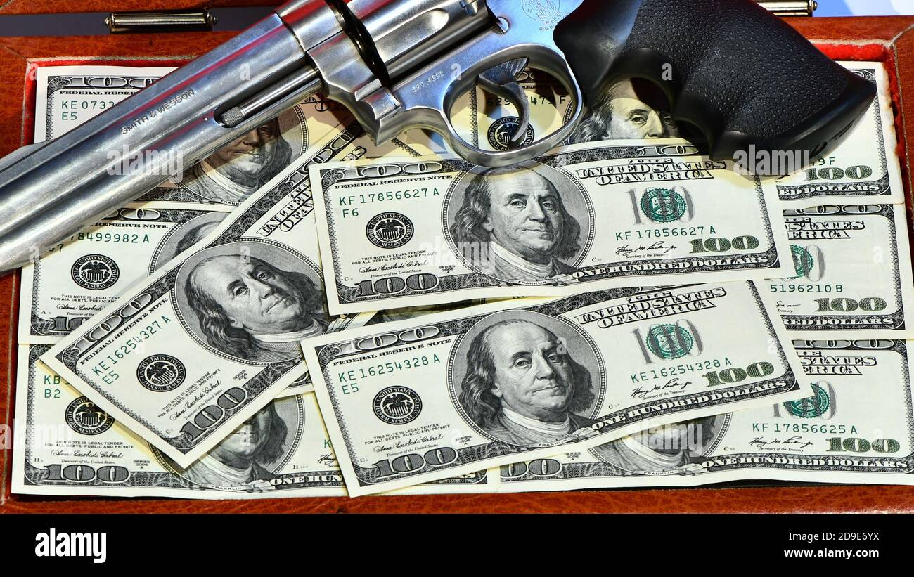 Robbery concept suitcase full of stolen dollars Revolver Smith e Wesson ...