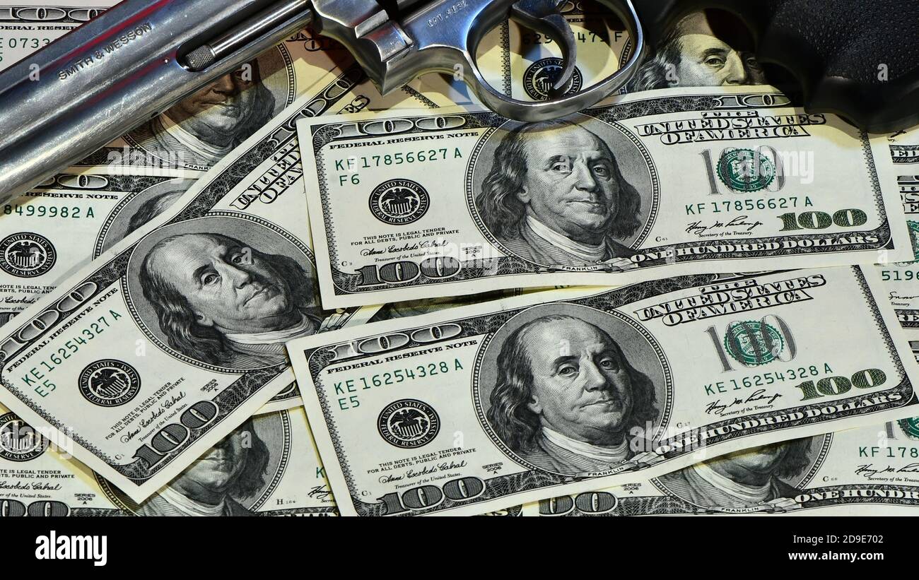 Robbery concept suitcase full of stolen dollars Revolver Smith e Wesson ...