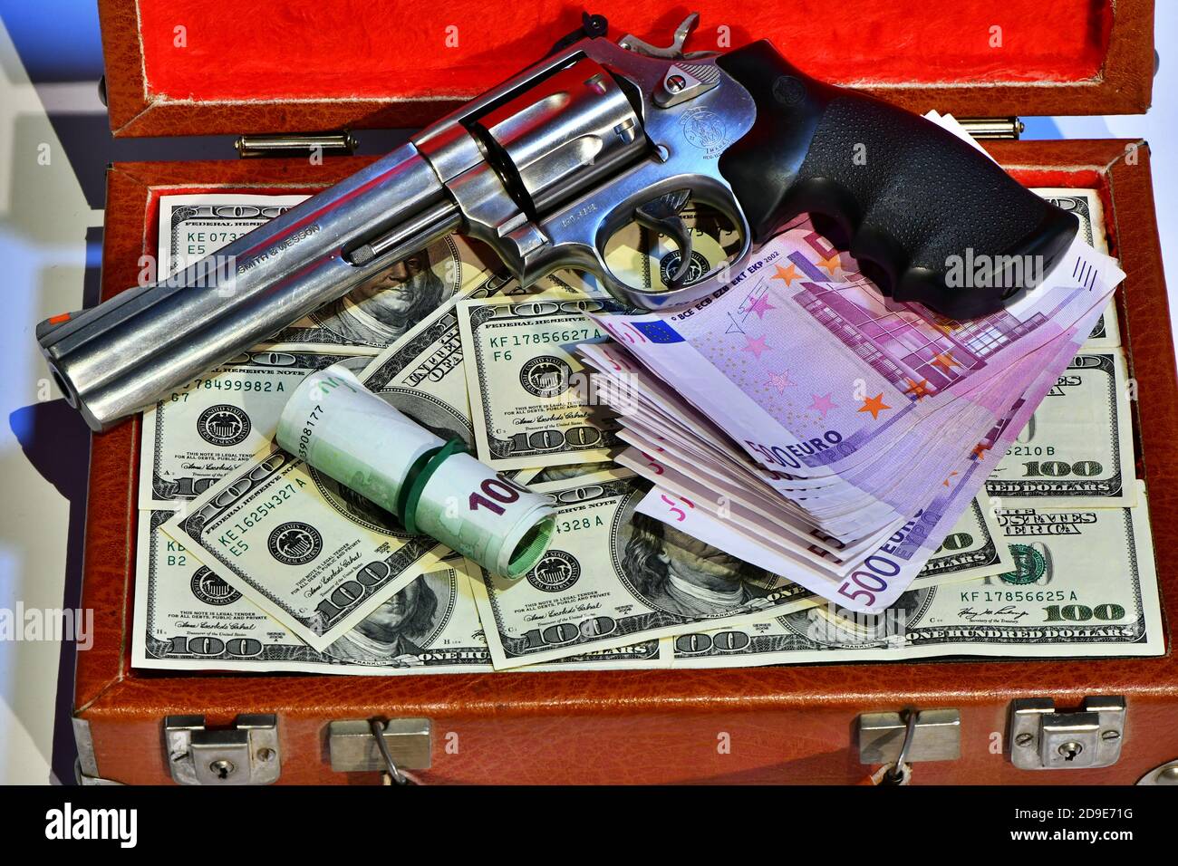 Robbery concept suitcase full of stolen dollars Revolver Smith e Wesson ...