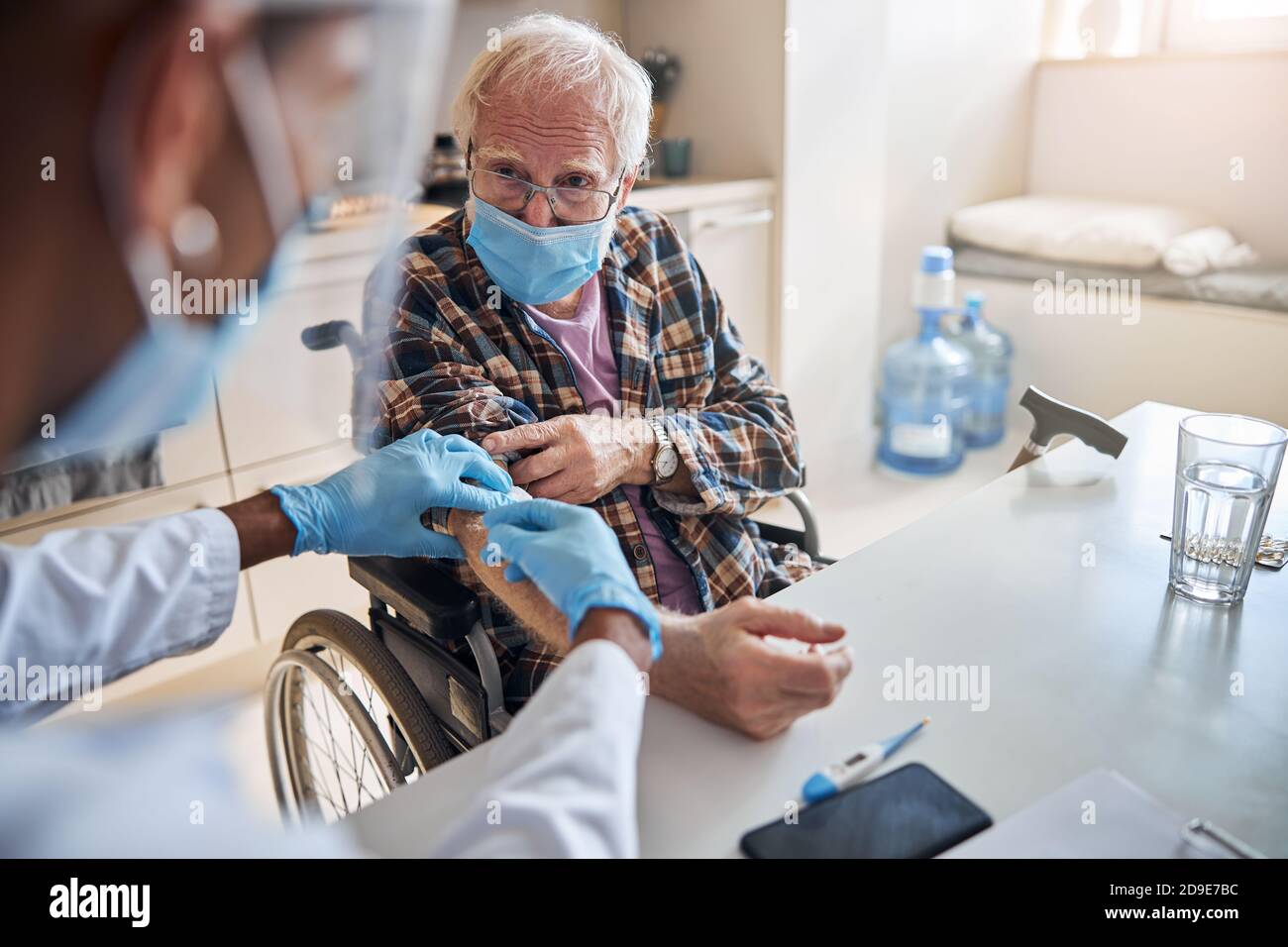 Insulin injection old hi-res stock photography and images - Alamy