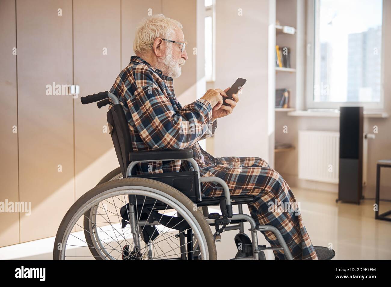 Senior person hands writing hi-res stock photography and images - Alamy