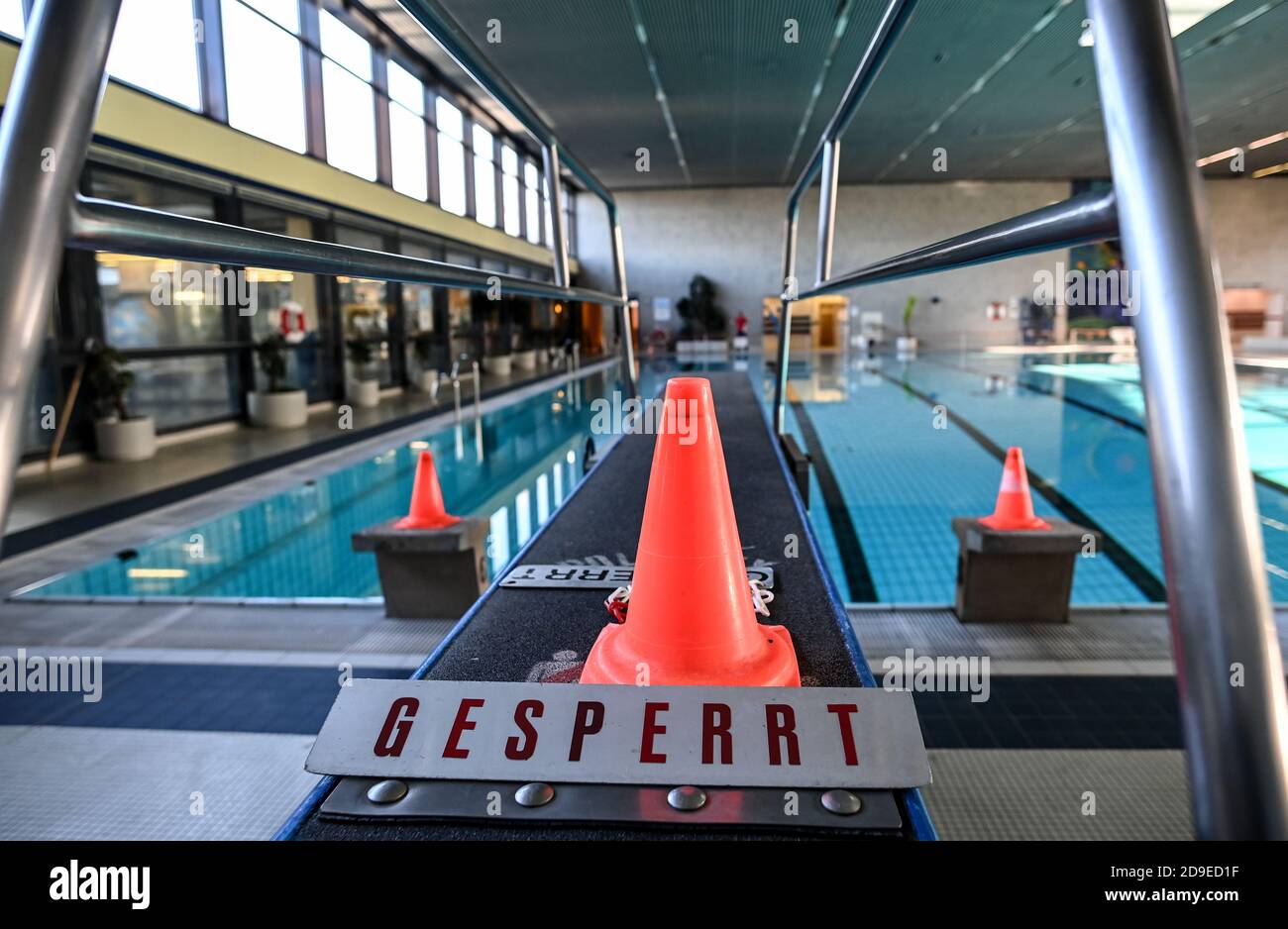 05 November 2020, Berlin: Empty pool in the Lankwitz municipal swimming ...