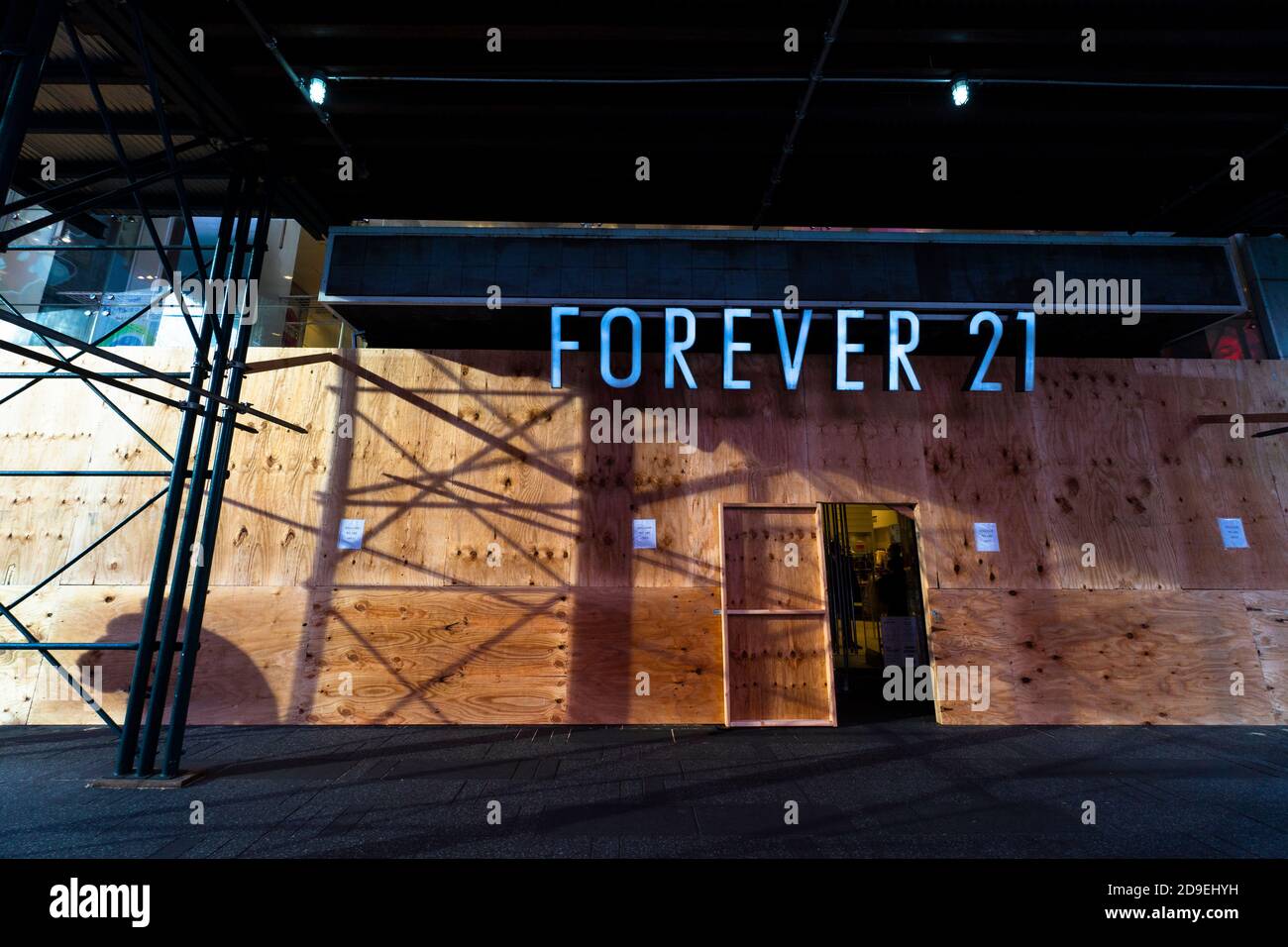 Boarding up stores fronts Manhattan for US Presidential elections 2020 ...