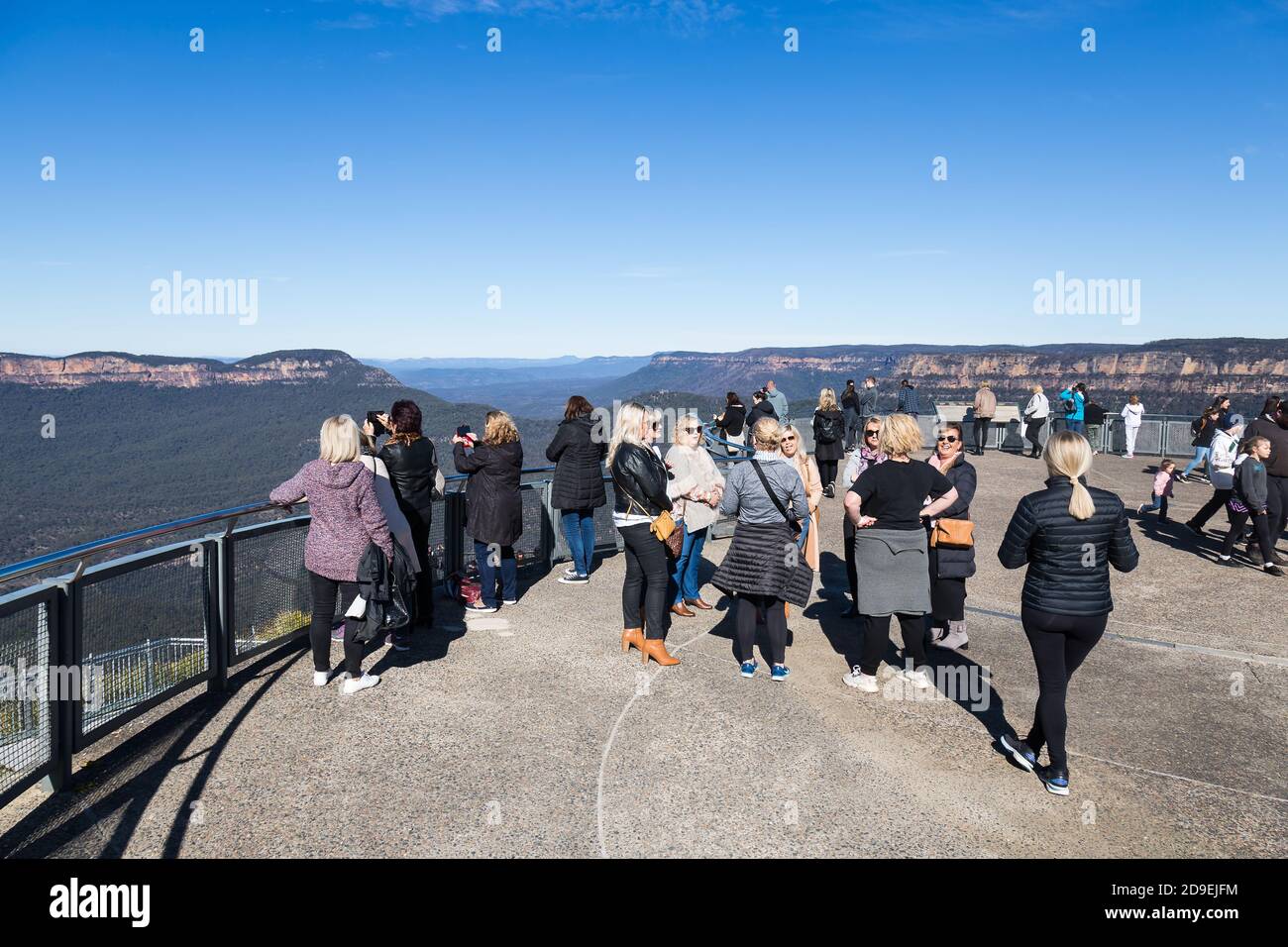 Tourists at Echo Point lookout ( Three Sisters), Blue Mountains, NSW ...