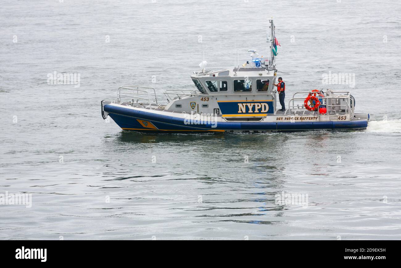 Nypd patrol boat hi-res stock photography and images - Alamy