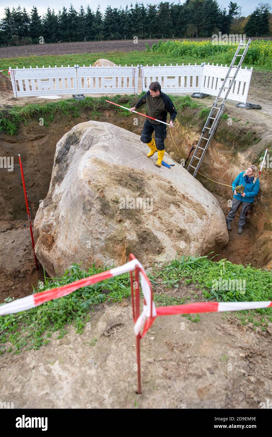 Huven, Germany. 05th Nov, 2020. The geologists Janine Meinsen (l) and ...