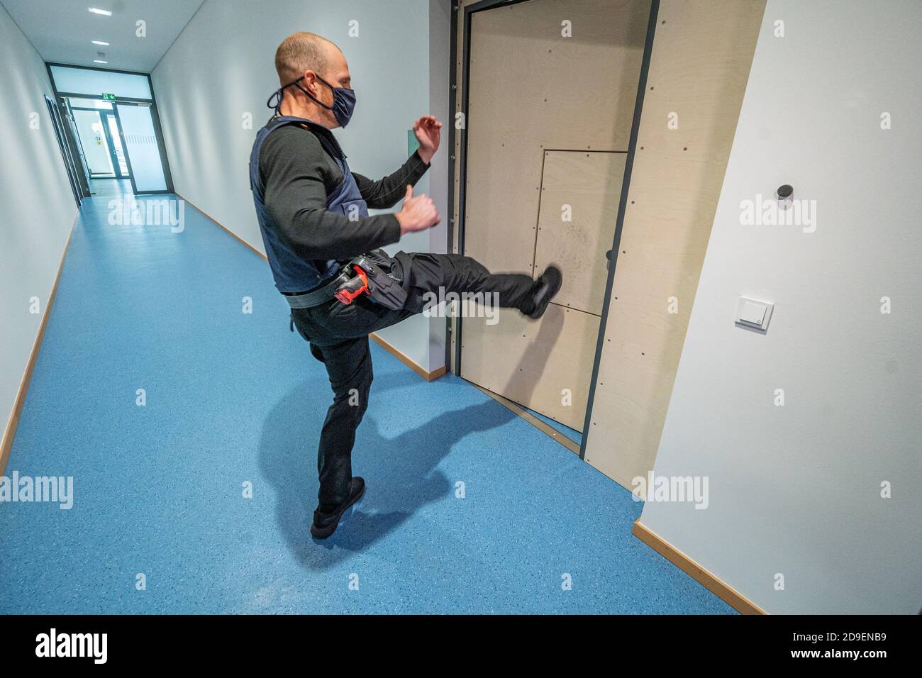 Kicking in the door hi-res stock photography and images - Alamy