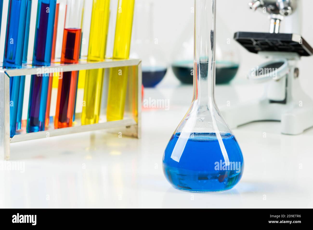 Chemistry lesson in school lab Stock Photo - Alamy
