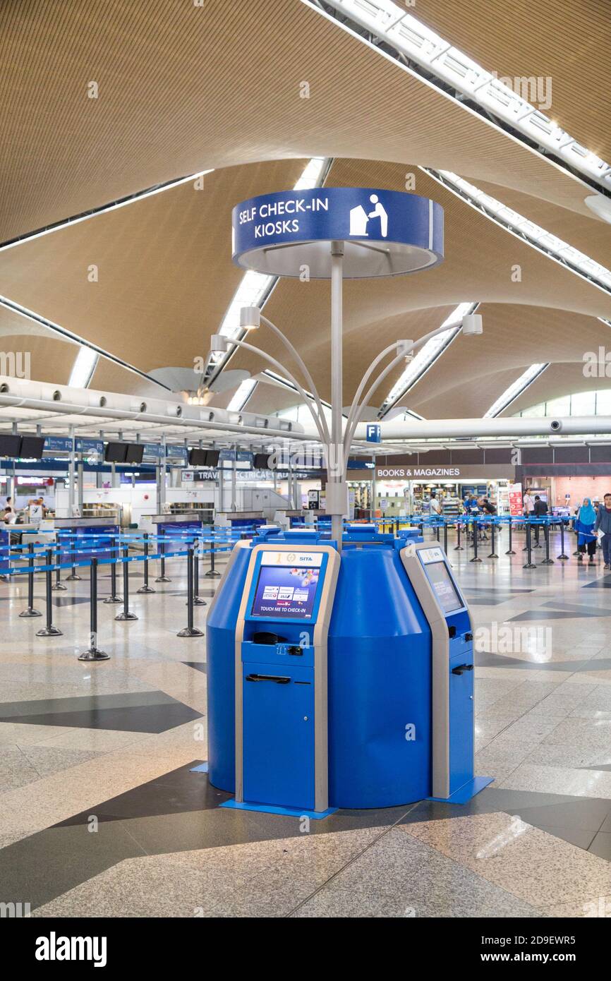 Self service check in kiosk hi-res stock photography and images - Alamy