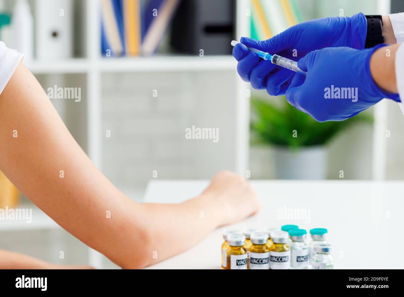 Doctor's hands preparing to make an injection Stock Photo - Alamy