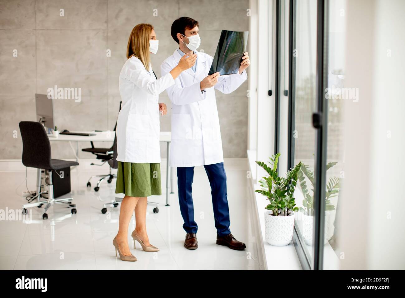 Doctors examining xray scan hi-res stock photography and images - Alamy