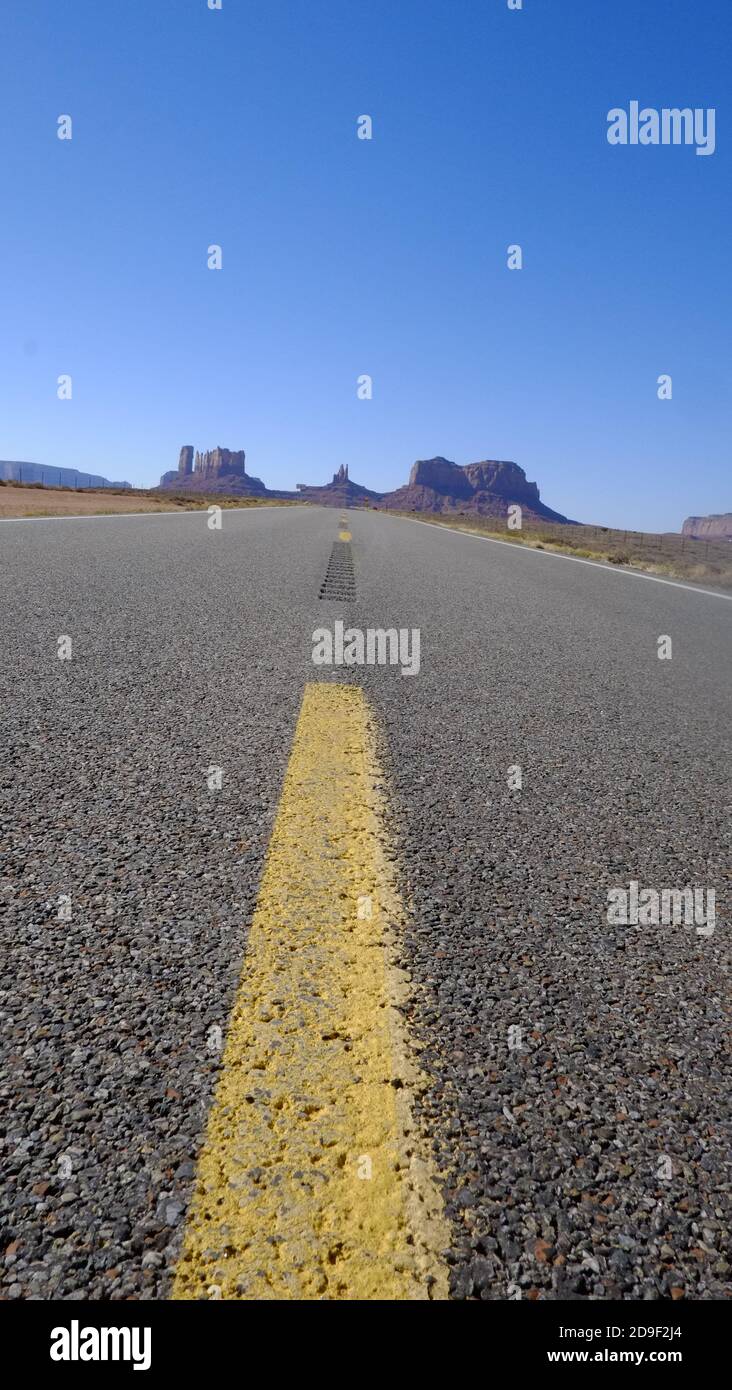 Broken yellow line hi-res stock photography and images - Alamy