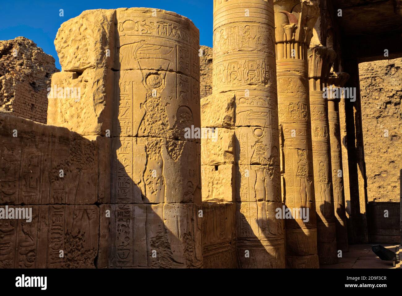 Stone pylons hi-res stock photography and images - Alamy