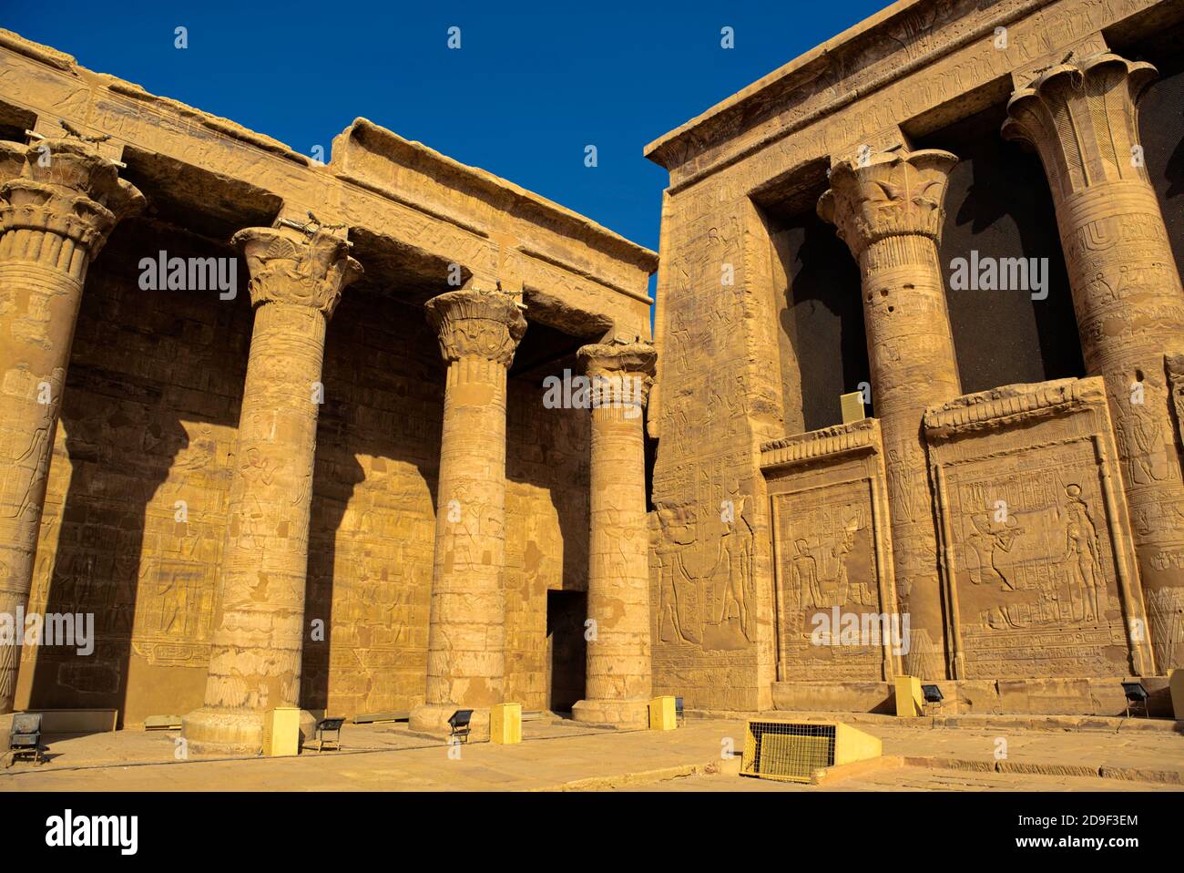 Cleopatra in ancient egypt art hi-res stock photography and images - Alamy