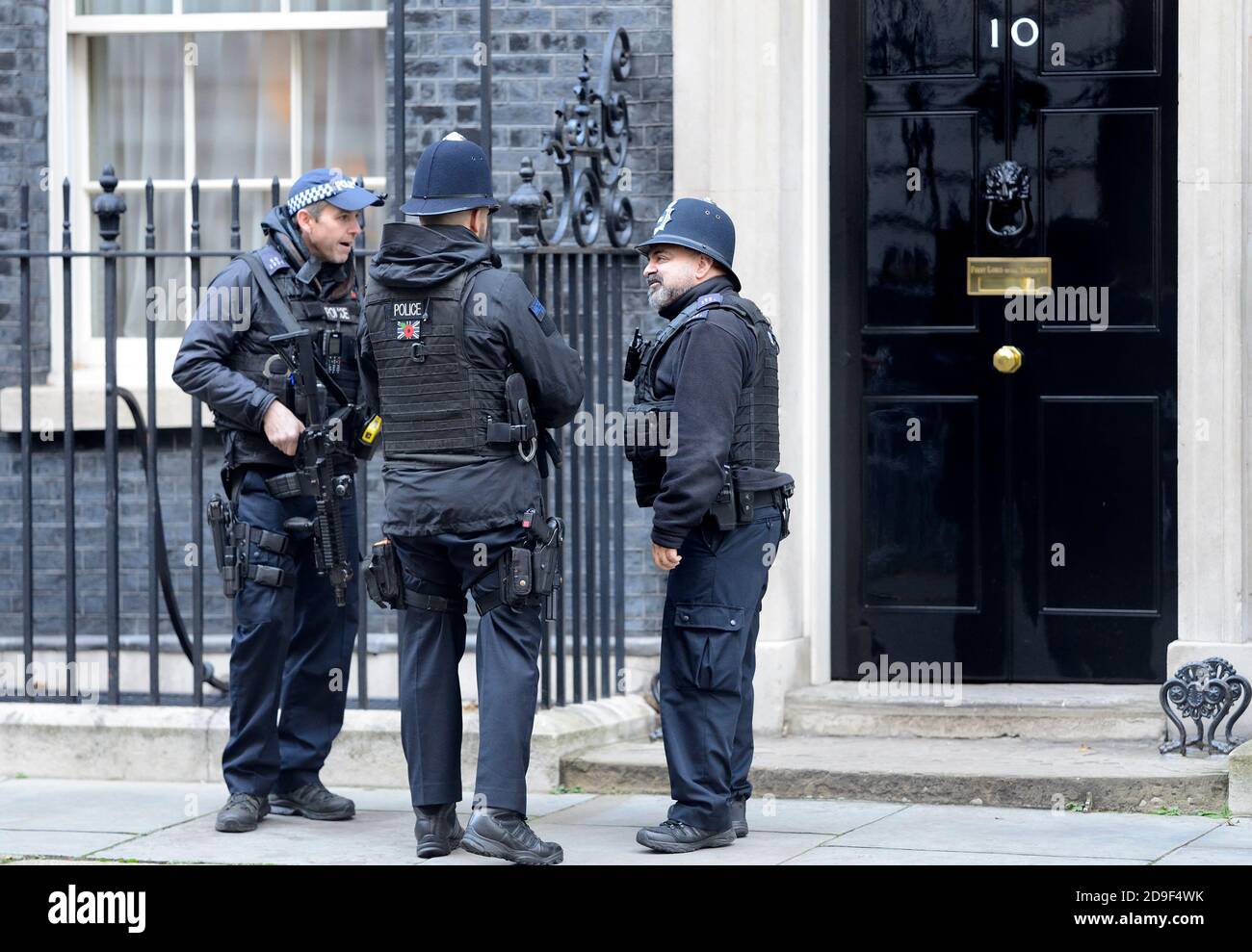 Policeman outside 10 downing street hi-res stock photography and images ...