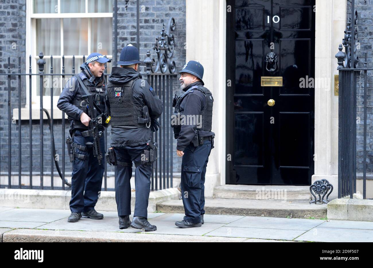 Armed police officers london hi-res stock photography and images - Alamy