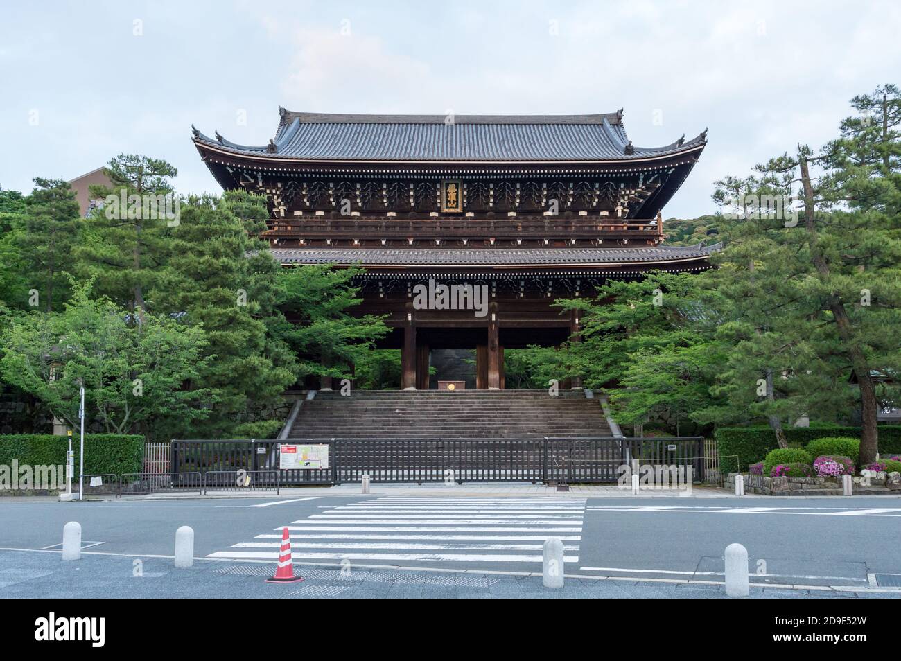 Chionin temple hi-res stock photography and images - Alamy
