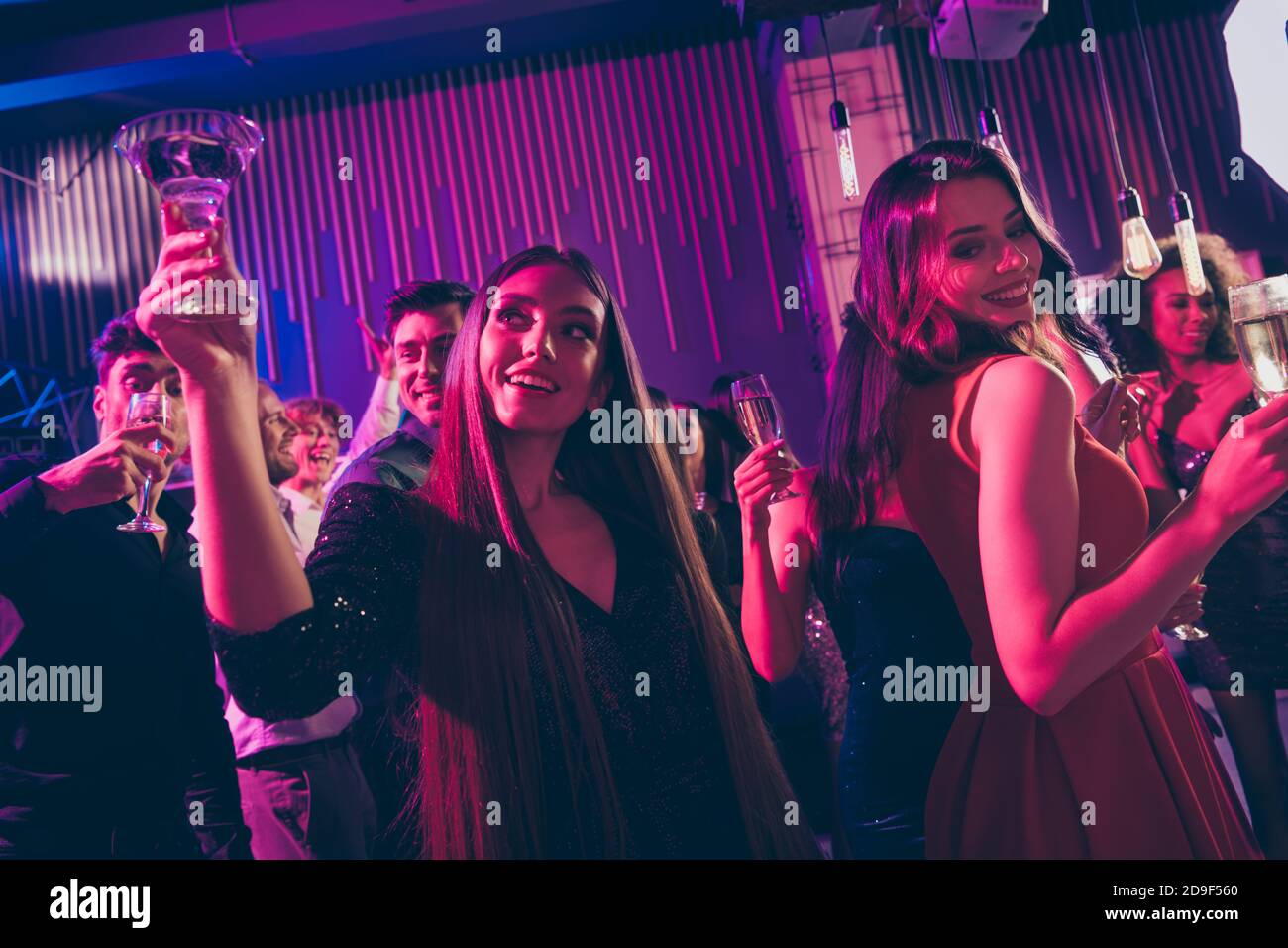 Photo portrait of girl holding cocktail up dancing together at ...