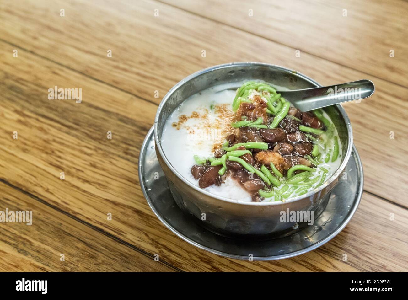 Refreshing chendol with large red beans and santan Stock Photo - Alamy