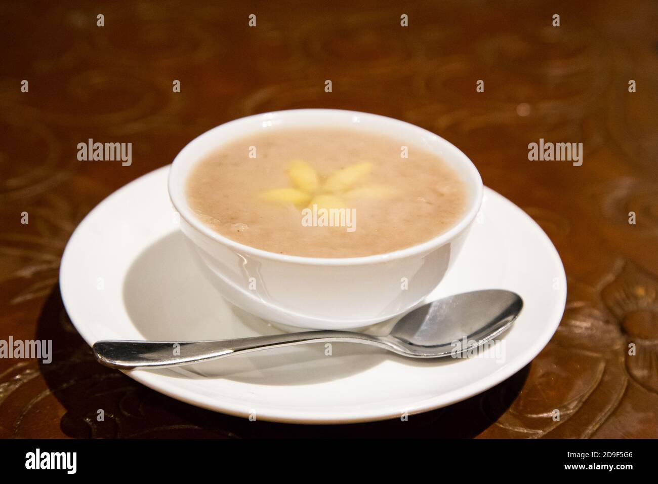 Yam paste ginkgo or orh nee ,traditional Chinese Malaysia dessert Stock ...