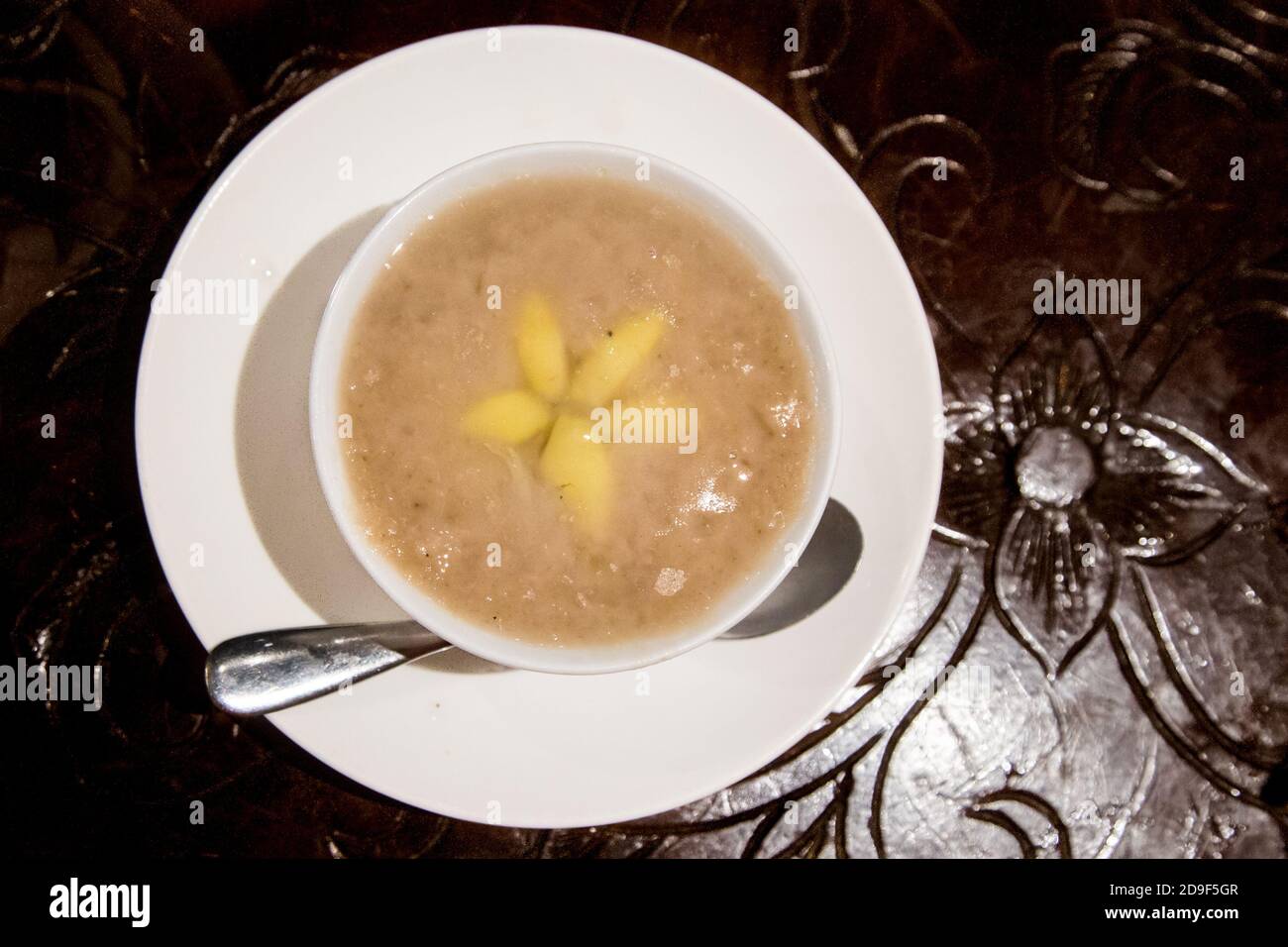 Yam paste ginkgo or orh nee ,traditional Chinese Malaysia dessert Stock ...