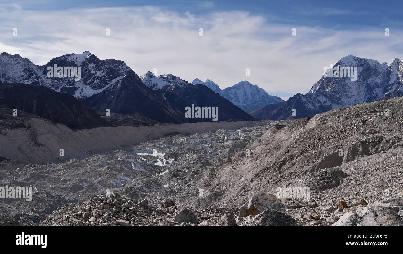 Snow capped mountains himalayas hi-res stock photography and images - Alamy