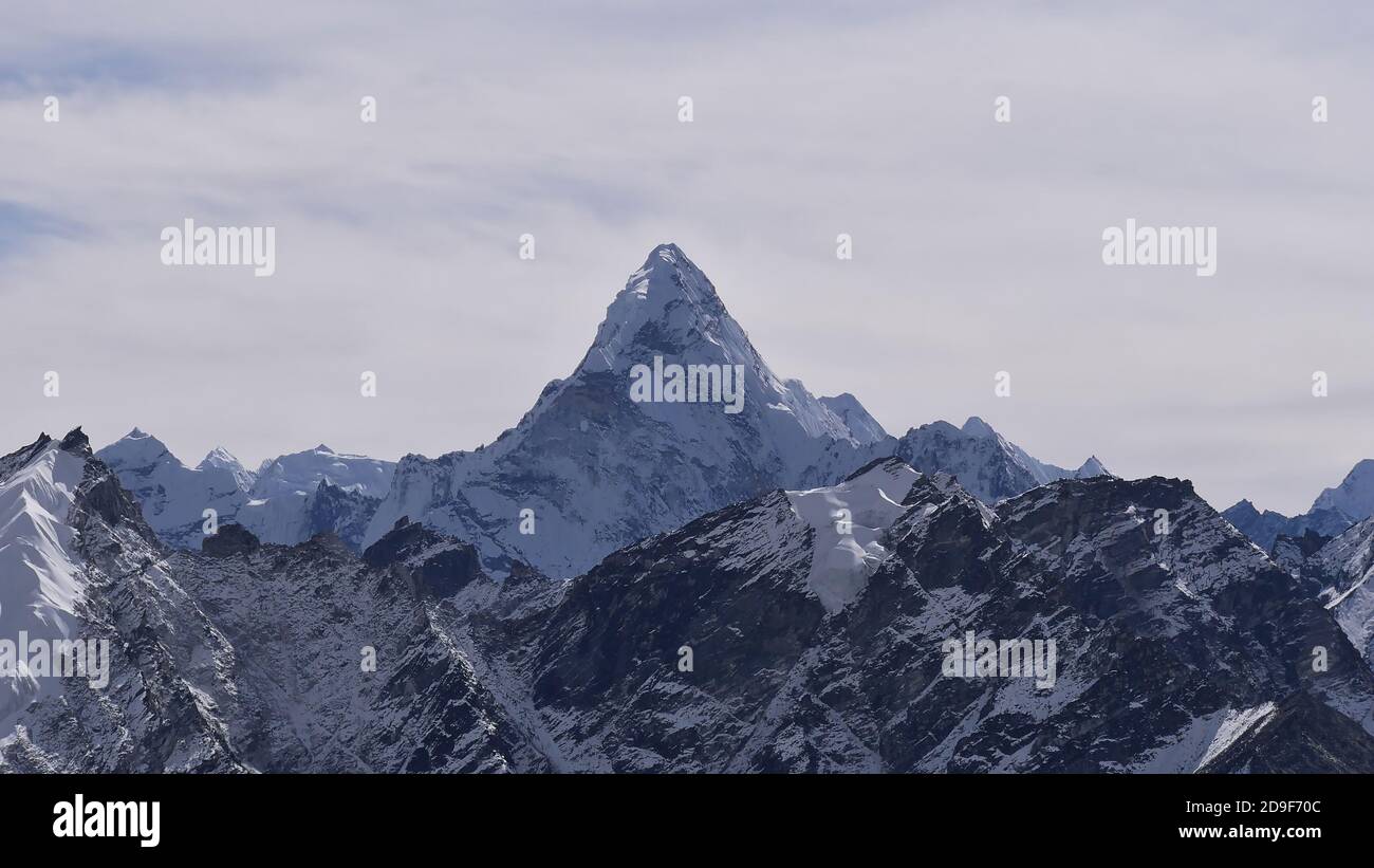 Snow capped mountains himalayas hi-res stock photography and images - Alamy