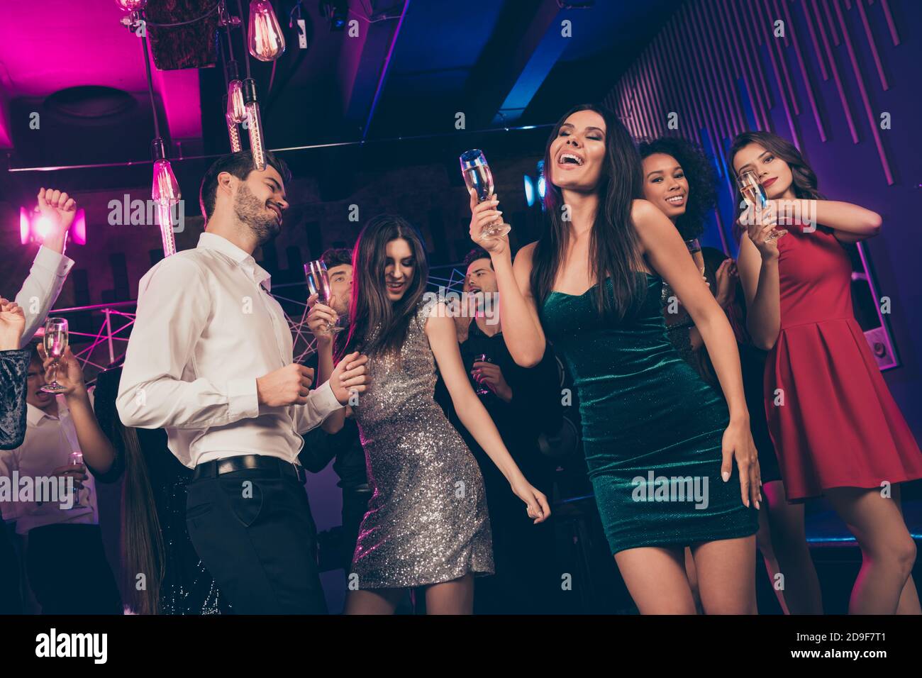 Photo portrait of cute couple dancing together drinking champagne at ...