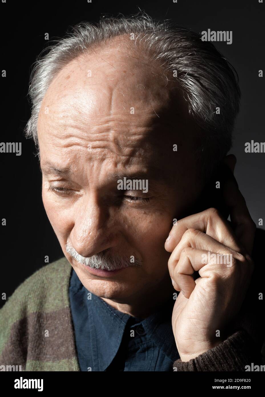Elderly frowning phone hi-res stock photography and images - Alamy
