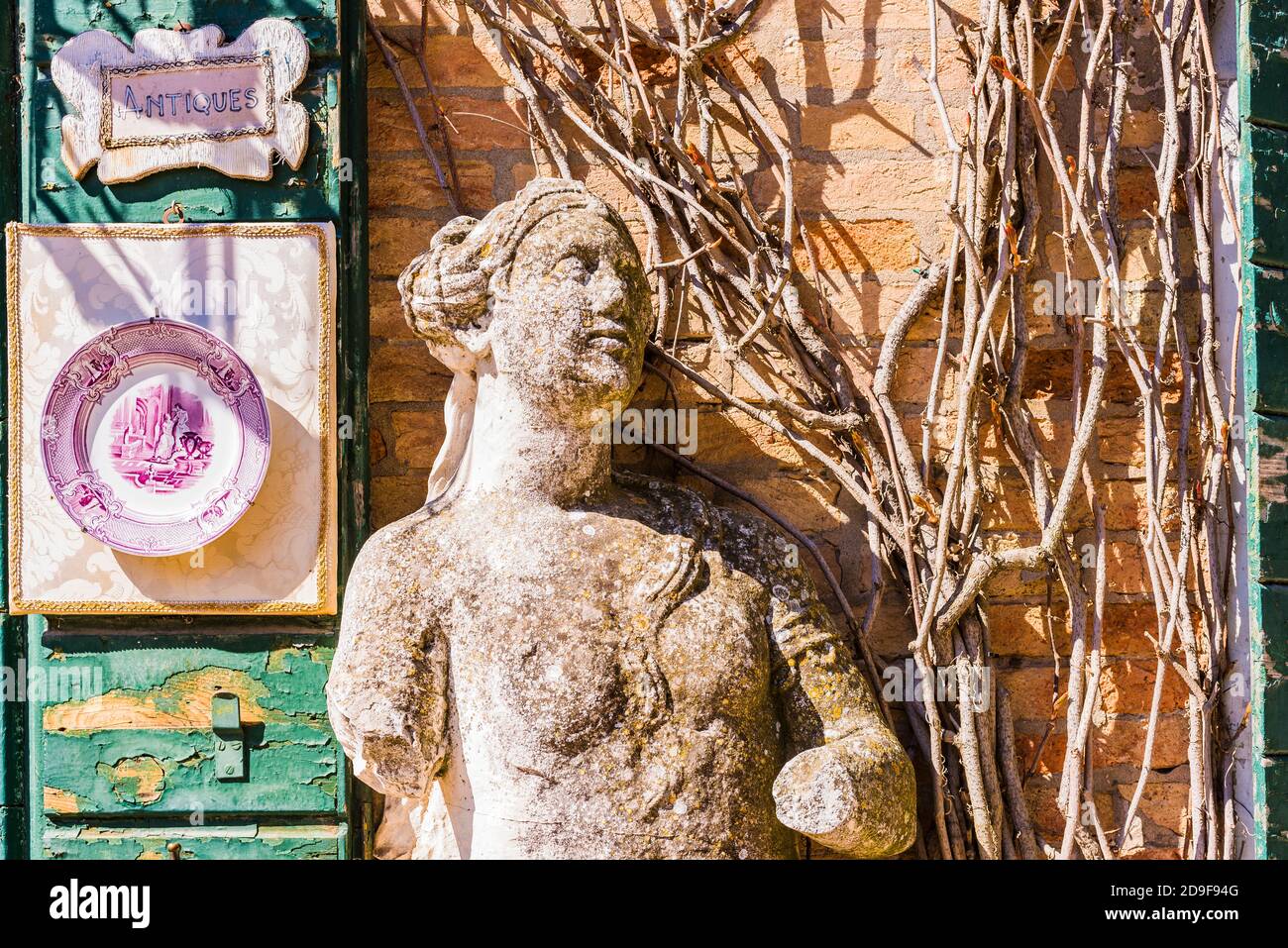 Statue Outside Shop High Resolution Stock Photography and Images - Alamy