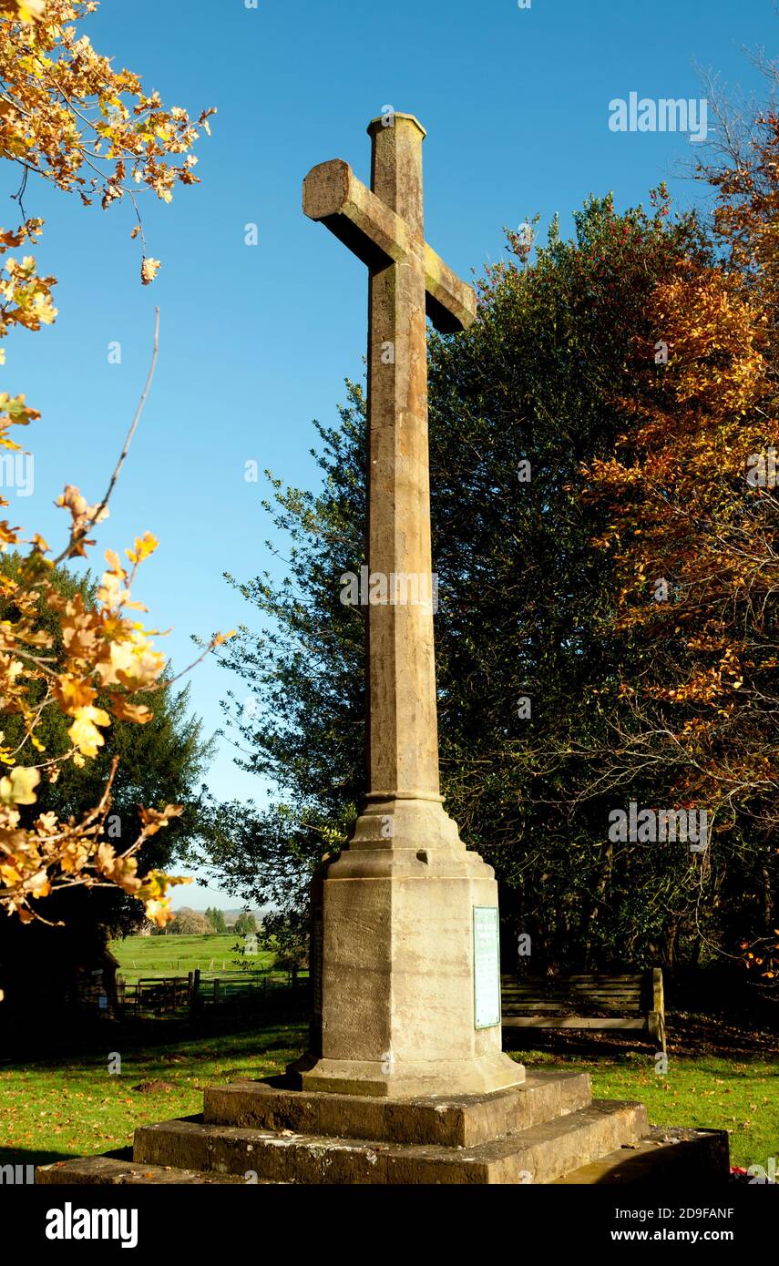 War memorial cross in autumn, Snitterfield, Warwickshire, England, UK ...