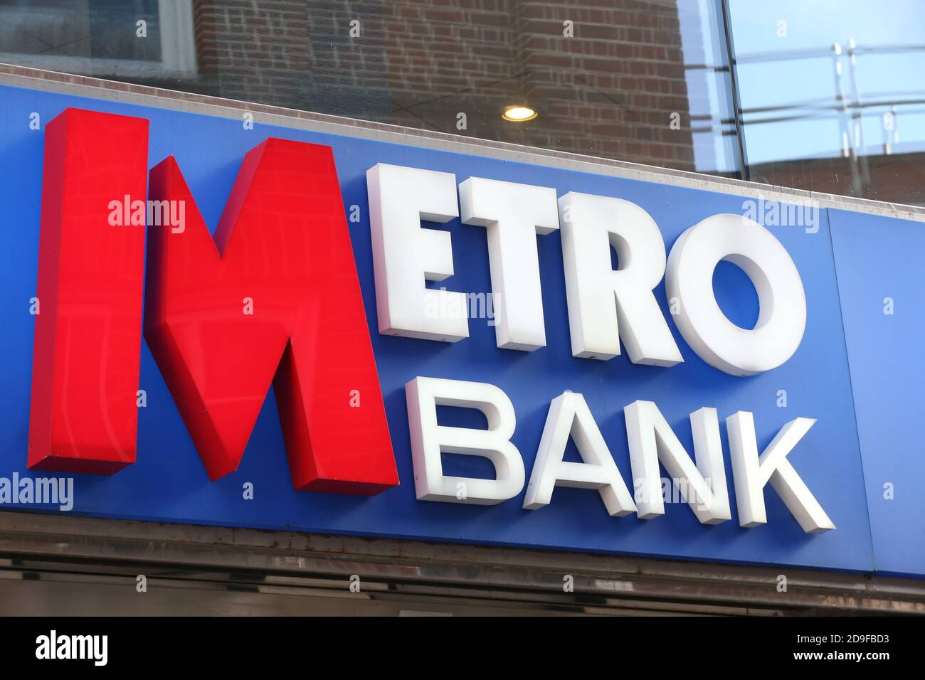 Closeup of bank closure sign hi-res stock photography and images - Alamy