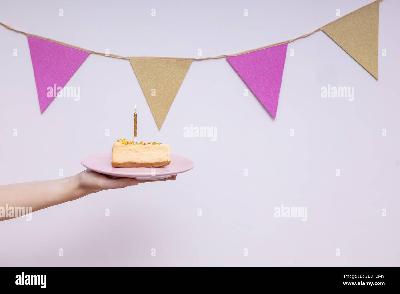 Hand holding cake hi-res stock photography and images - Alamy