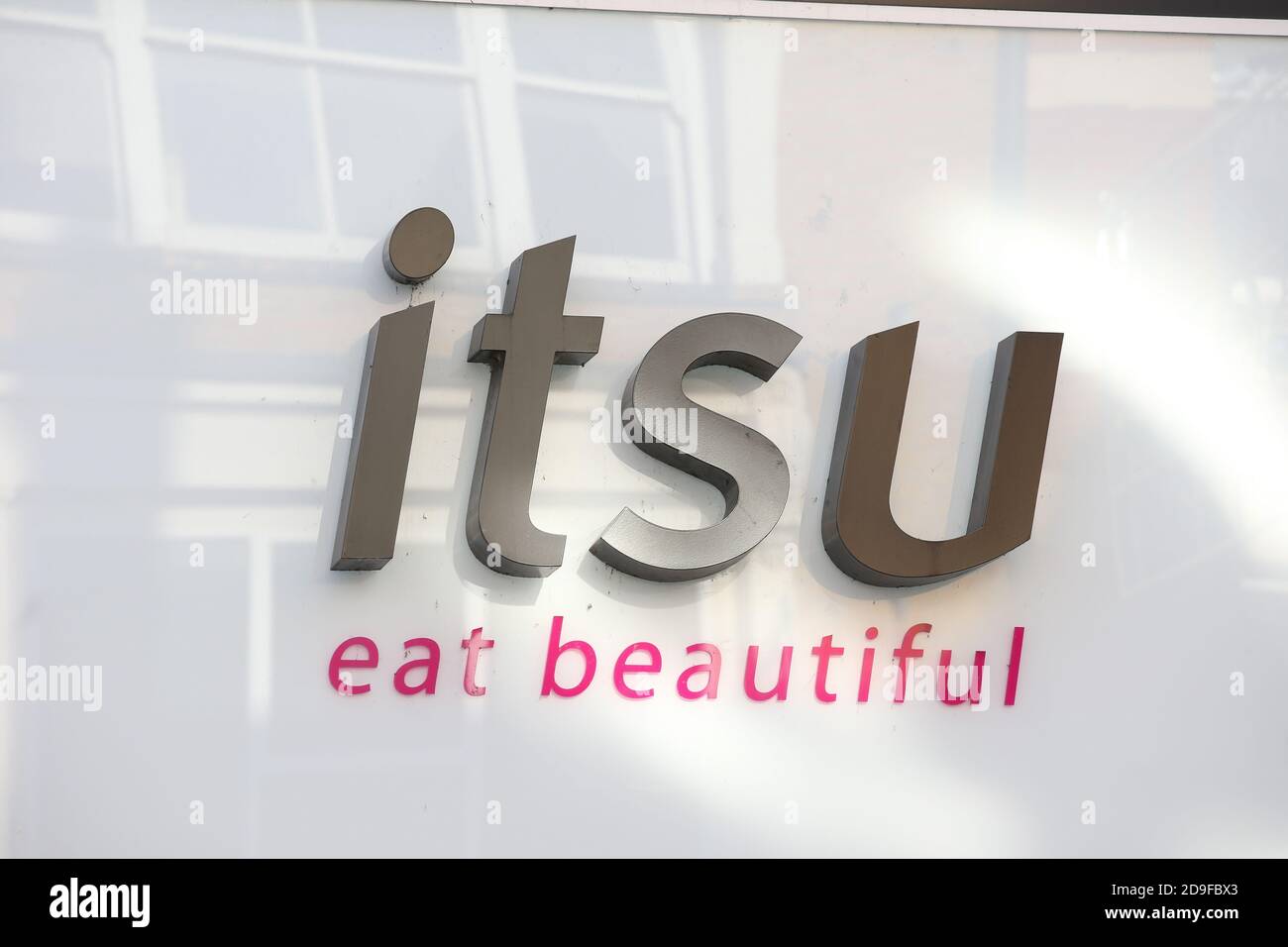 Itsu logo hi-res stock photography and images - Alamy