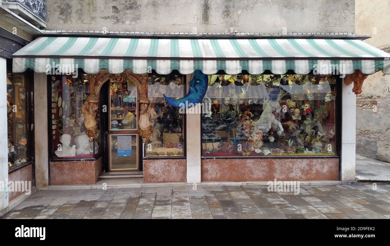 An outdoor street market in venice hi-res stock photography and images ...