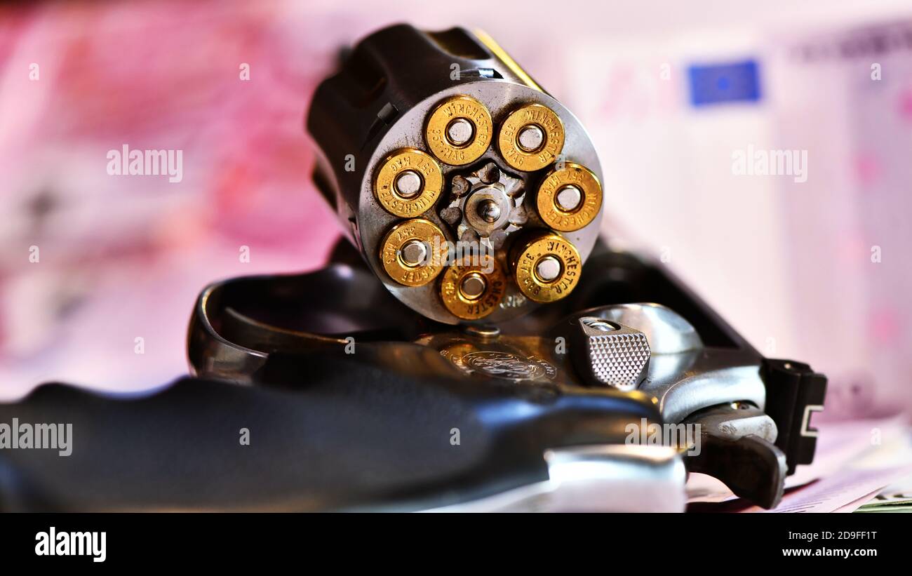 Revolver Smith e Wesson 357 magnum on a background of euro banknotes ...