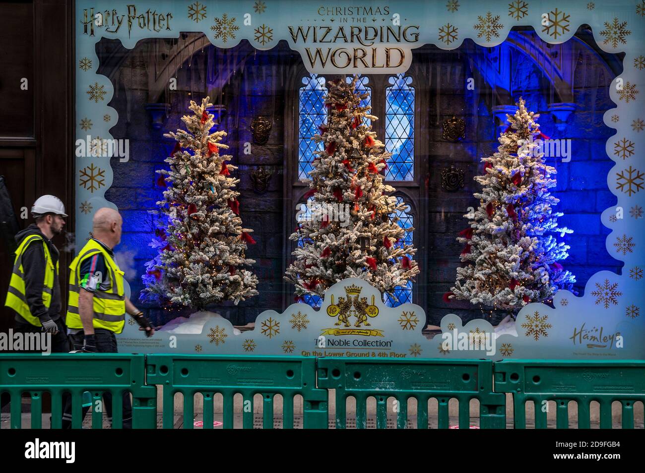 Hamleys christmas window display hi-res stock photography and images ...