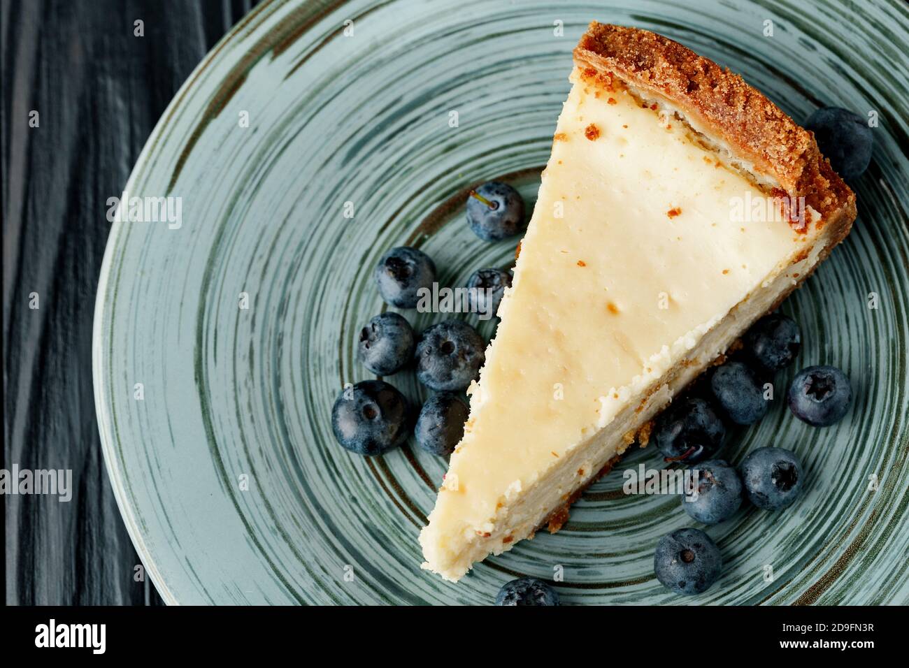 Piece of classic cheesecake on green plate Stock Photo - Alamy