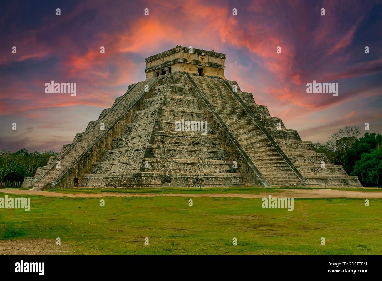 El Castillo pyramid in Chichen Itza, Mexico at sunset Stock Photo - Alamy