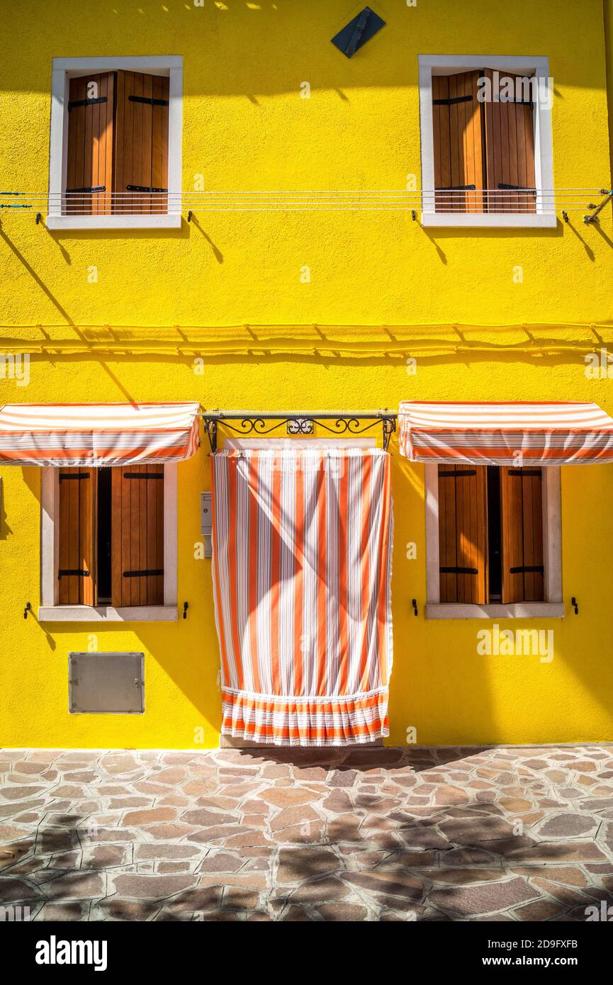 Yellow building frontage hi-res stock photography and images - Alamy