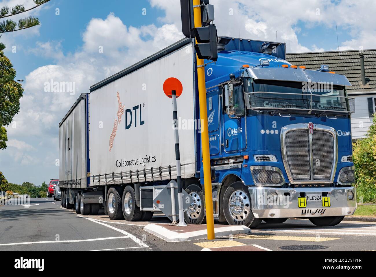 Kenworth truck logo hi-res stock photography and images - Alamy