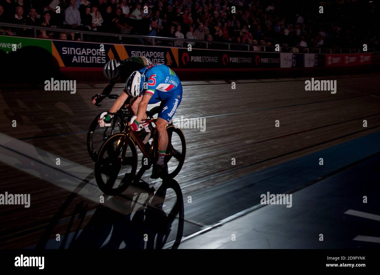 Finish line track cycling hi-res stock photography and images - Alamy